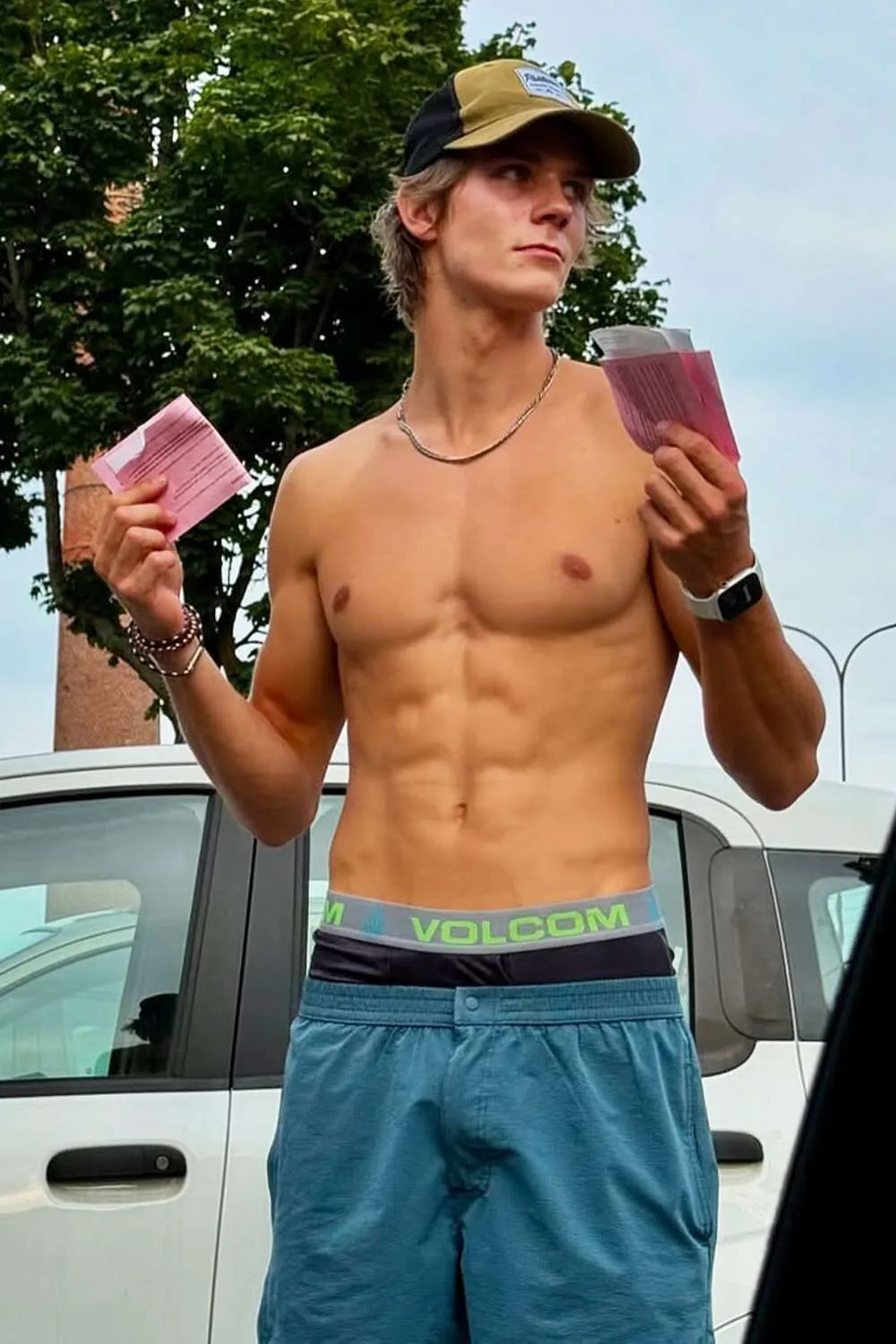 นักพายเรือแคนูหนุ่มถูกแบนจากโอลิมปิก (Olympics) เพราะทำ "OnlyFans"